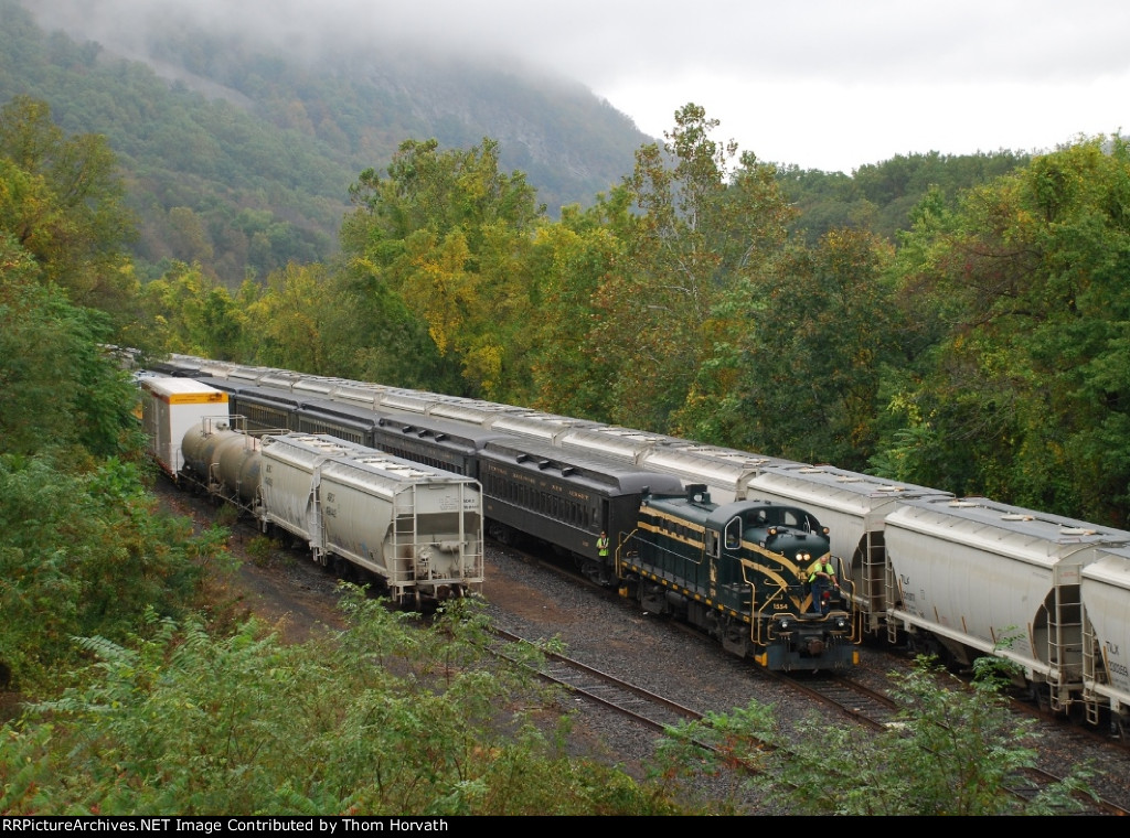 CNJ 1553 brings its coaches into Slateford Jct to reverse power